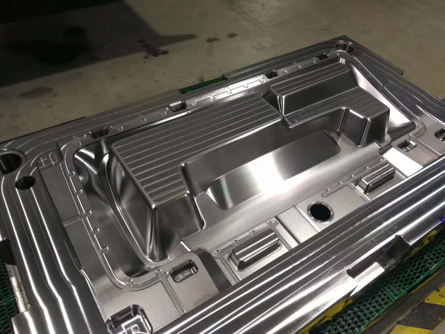 What are the types of CNC mold? - holyprecision